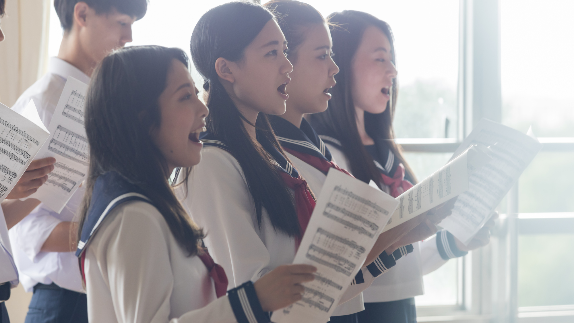 日本語歌唱で飛沫は前方左右に最大70cm飛ぶ、横浜市立大学が実験 - 大学ジャーナルオンライン