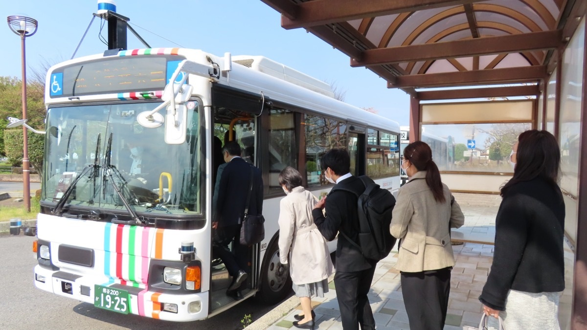 New students experience a self-driving school bus again this year at ...